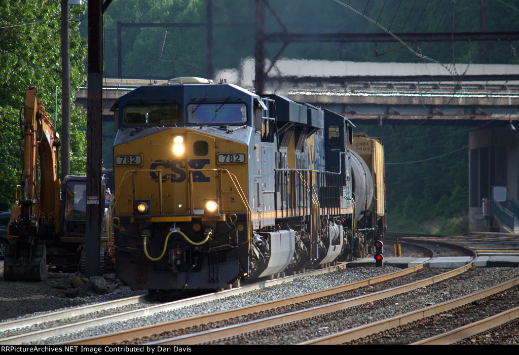 CSX ES44AH 782 leads Q418-22